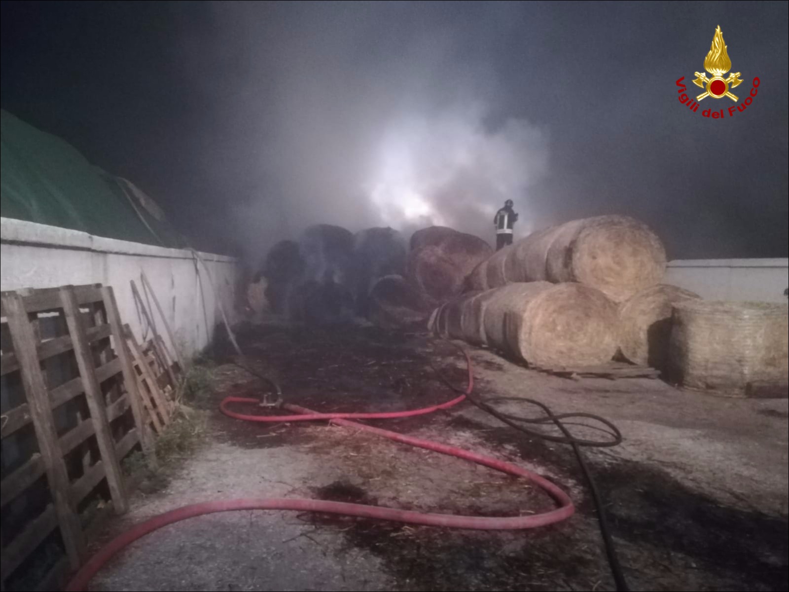 Incendio in cascina, in fiamme numerose balle di fieno - Radio Lombardia Incendio in cascina, in fiamme numerose balle di fieno - Radio Lombardia
